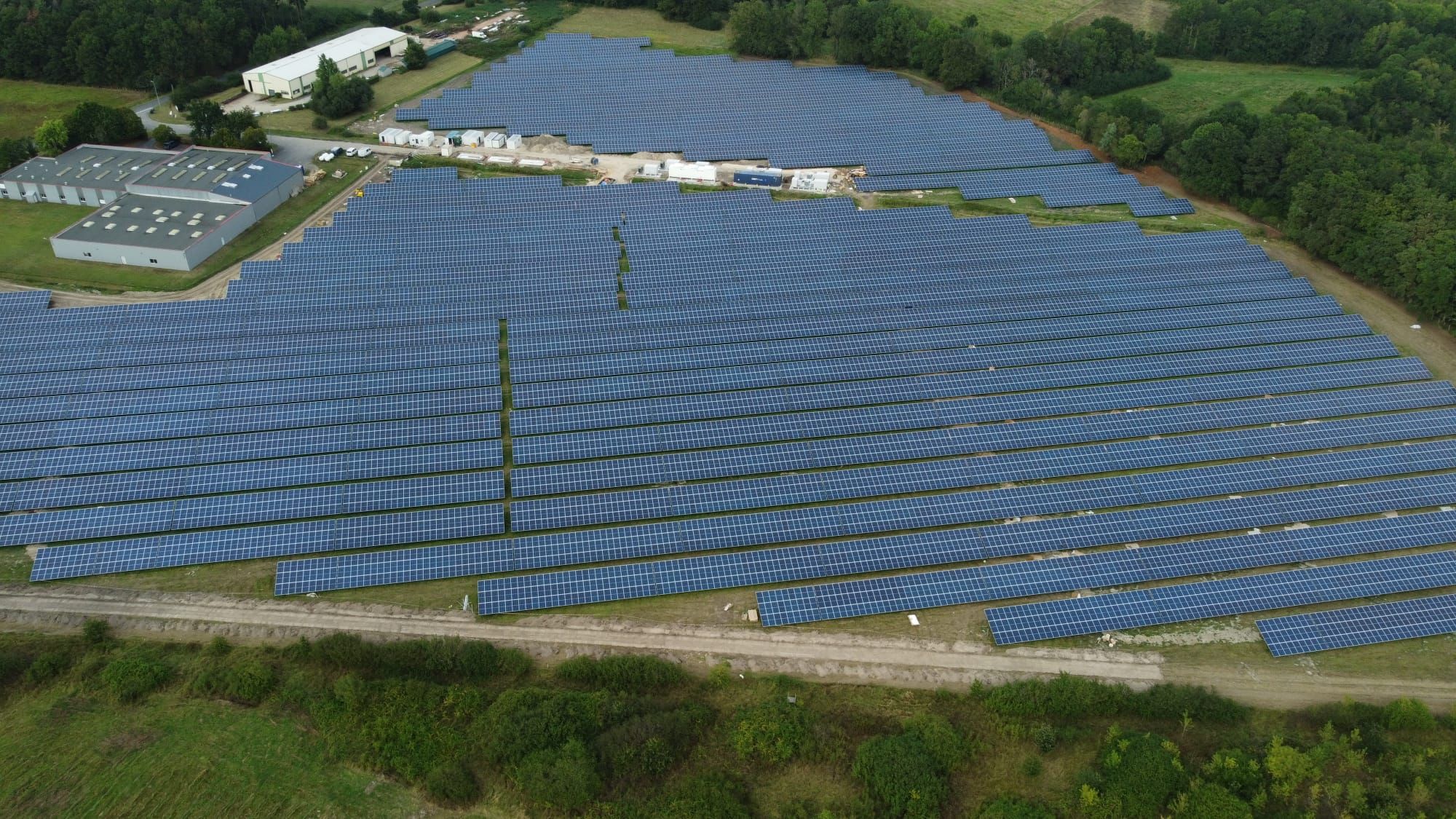 La centrale hybride « solaire + stockage » de ZE Energy inaugurée à ...