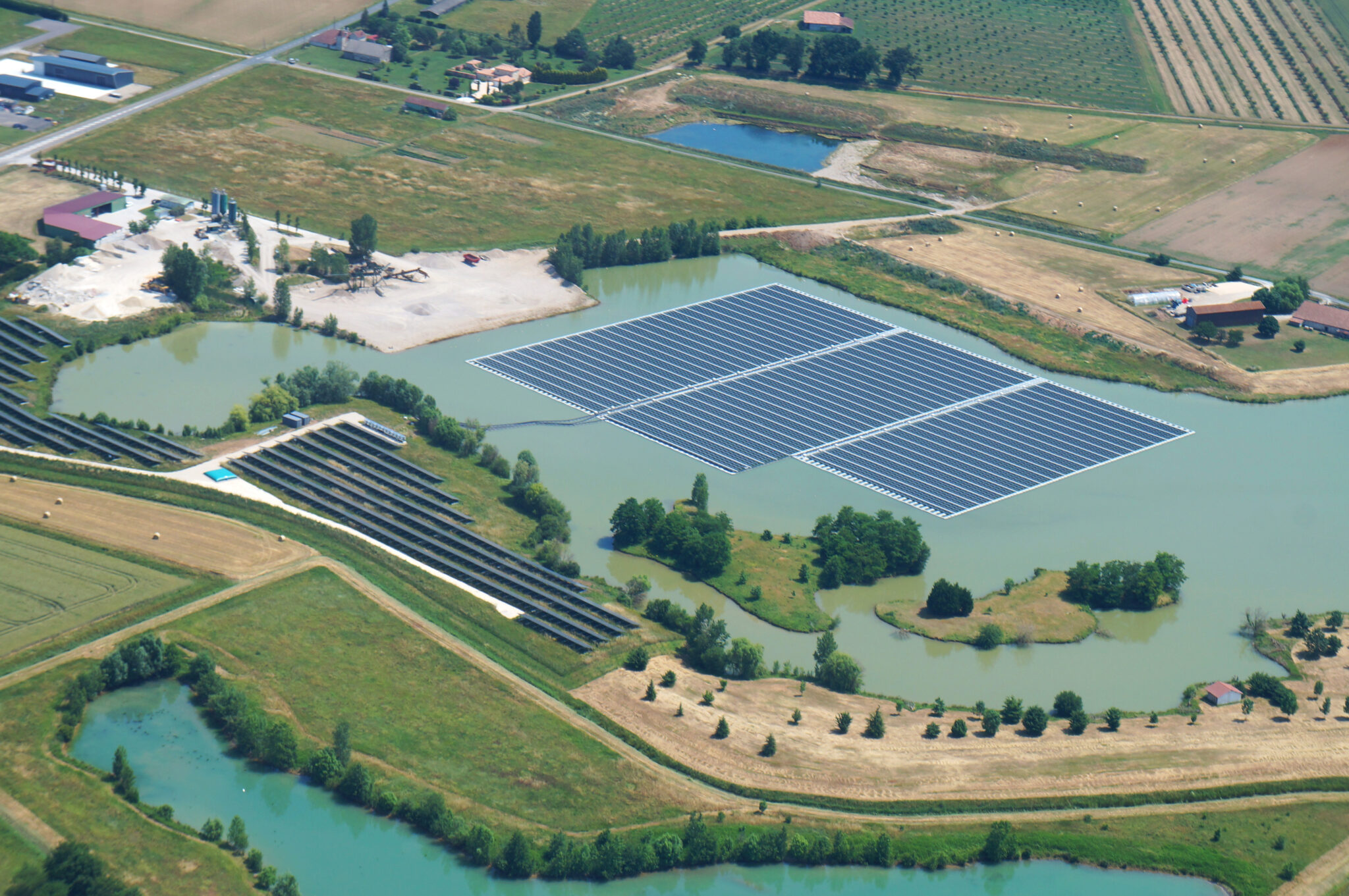 Amarenco inaugure une centrale solaire hybride mi flottante, mi ...