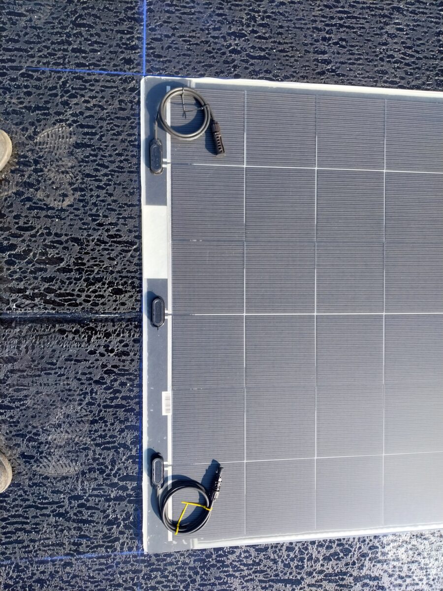 Un module adhésif, souple et léger pour solariser les toitures ...