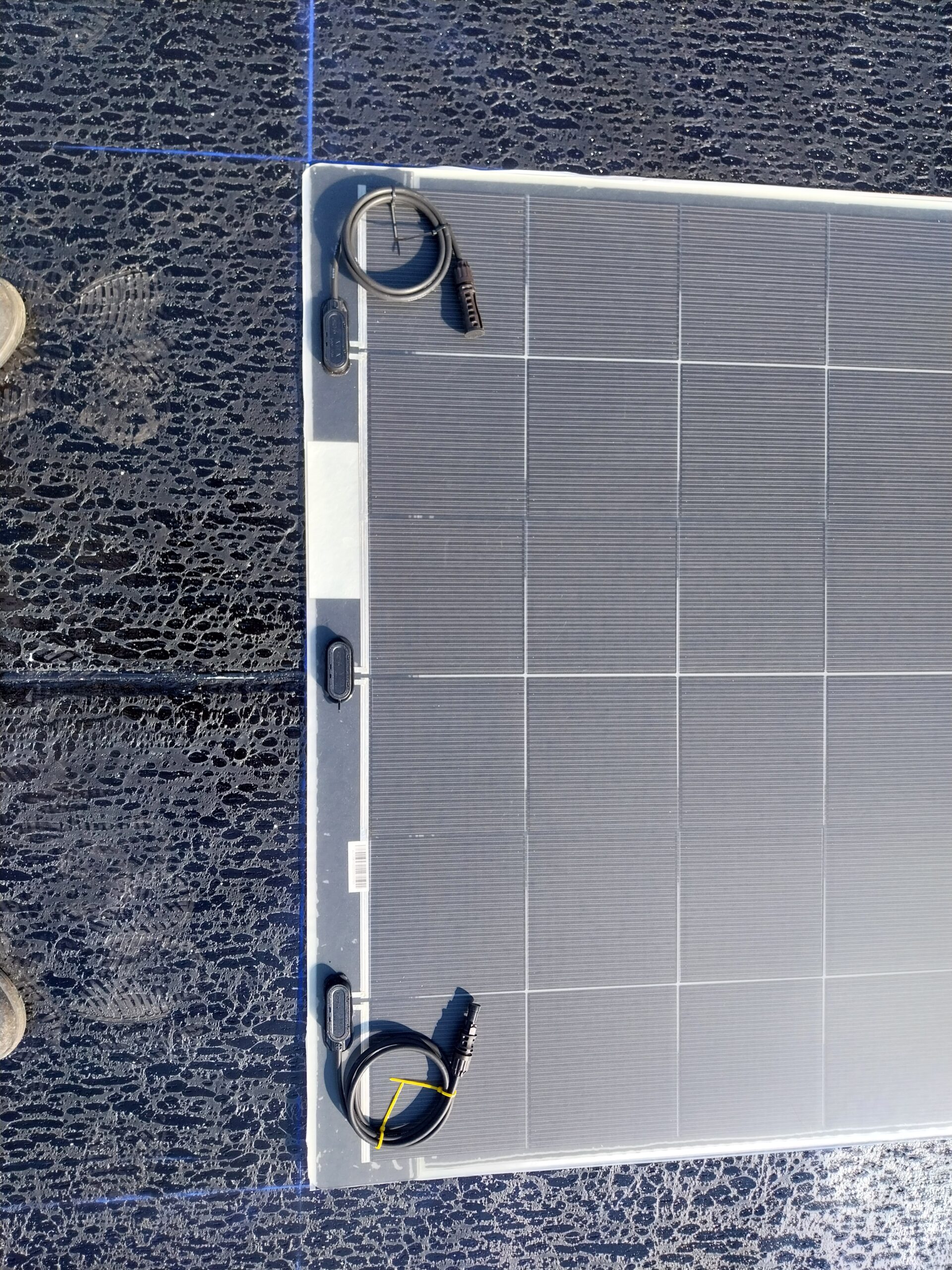 Un module adhésif, souple et léger pour solariser les toitures ...