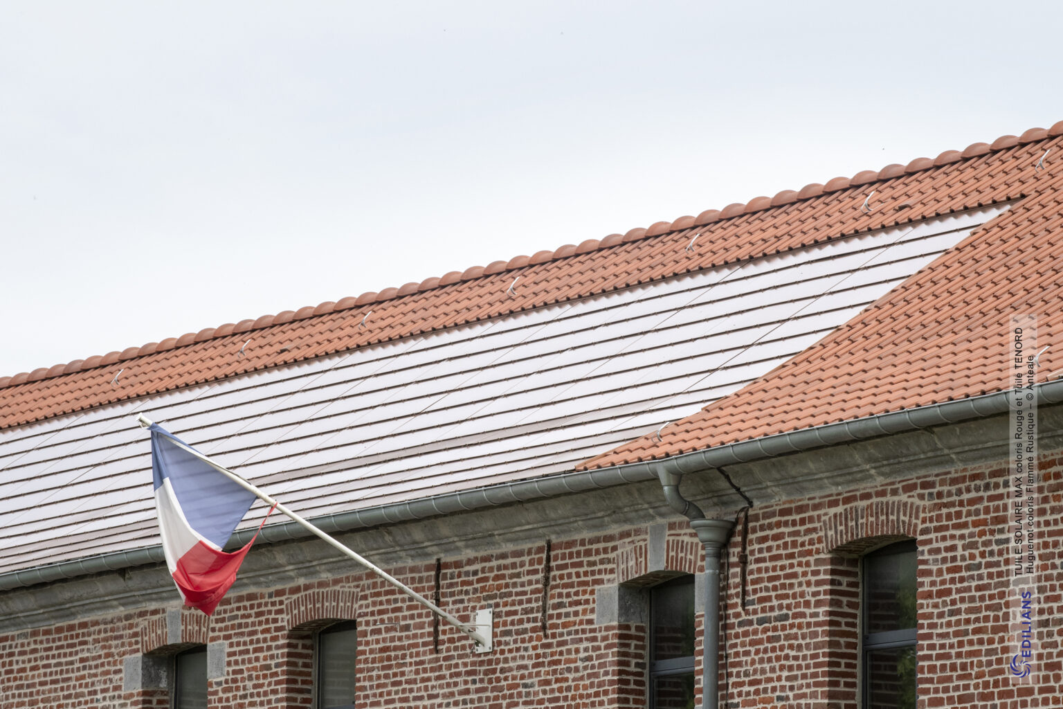 [L’installation du jour] 600 tuiles solaires teintées sur le toit d’une ...