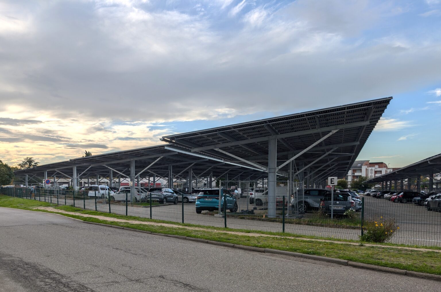 Obligation de solariser les bâtiments et les parkings des entreprises ...